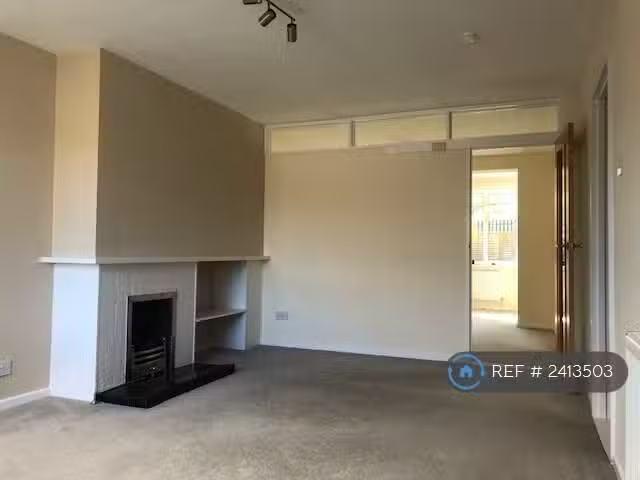 Just in! 3 bedroom terraced house for rent in Lindley Close, H.