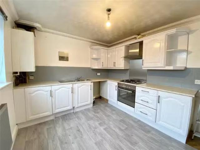 Nice 3 bedroom terraced house for rent in The Cooperage, Oswal.
