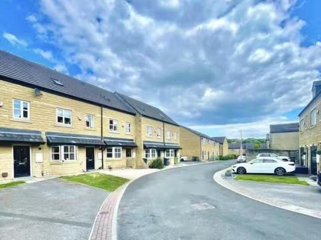 Nice 3 bedroom town house for rent in 25 Buttercup Drive, Clec.