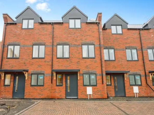 Just in! 3 bedroom town house for rent in Nelson Lane, Warwick.