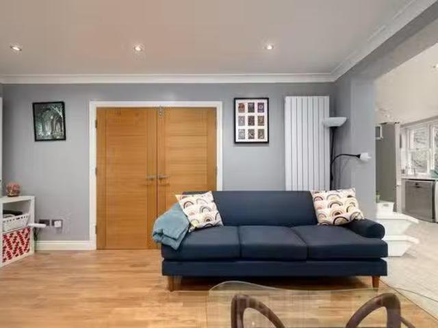 Cheap 3 BR Dobson Close