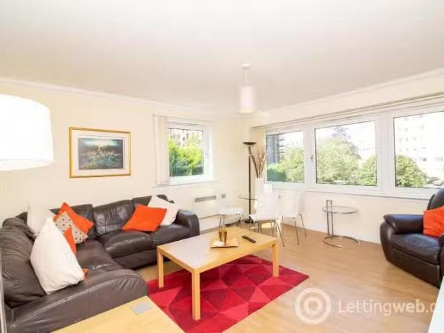 Cozy 3 BR Property to rent in Orchardbrae Avenue, Orchard Brae.