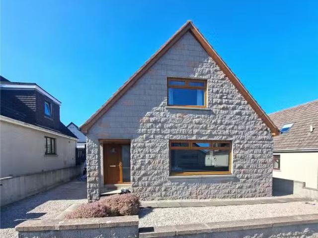 Cozy 3 BR Property to rent in Crollshillock Place, Newtonhill.