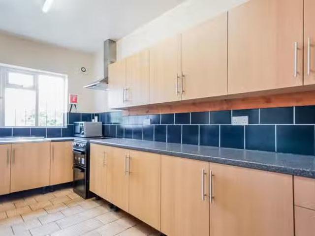 Cheap 10 BA 10 bedroom terraced house for rent in Harrow Road.