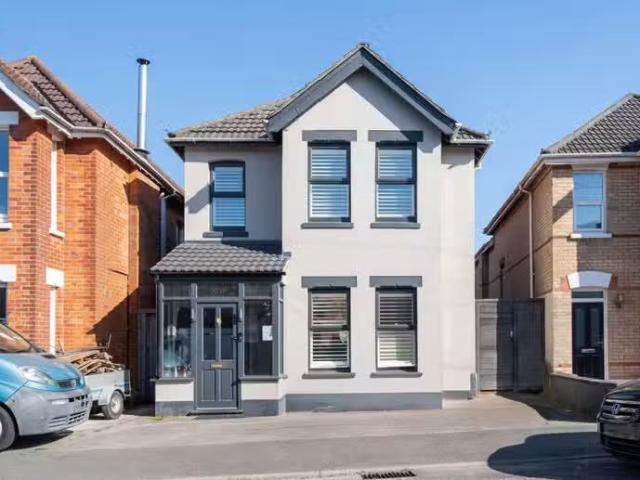 Deal! 1 BA 4 bedroom detached house for rent in Ashbourne Road.