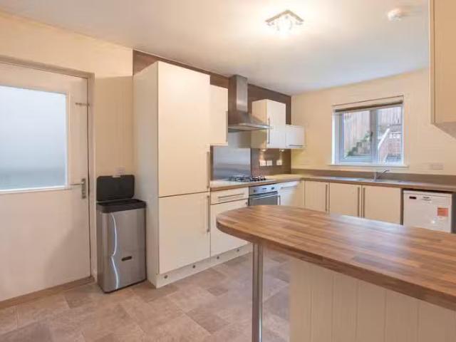 Rental! 1 BA 4 bedroom detached house for rent in Balquharn Dr.