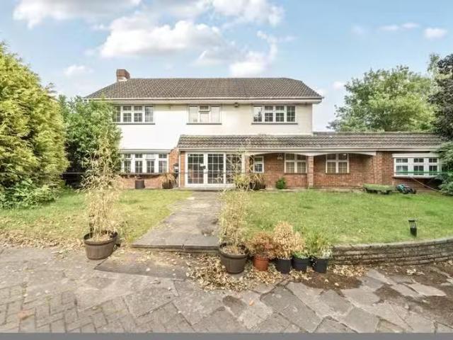 Unique 1 BA 4 bedroom detached house for rent in Westbury Road.