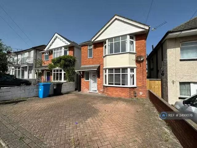 Rental! 1 BA 4 bedroom detached house for rent in Wroxham Road.