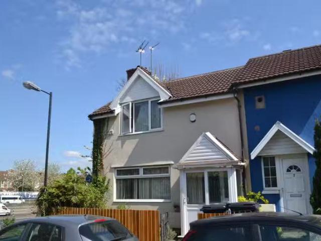 For Rent! 1 BA 4 bedroom end of terrace house for rent in Gabl.