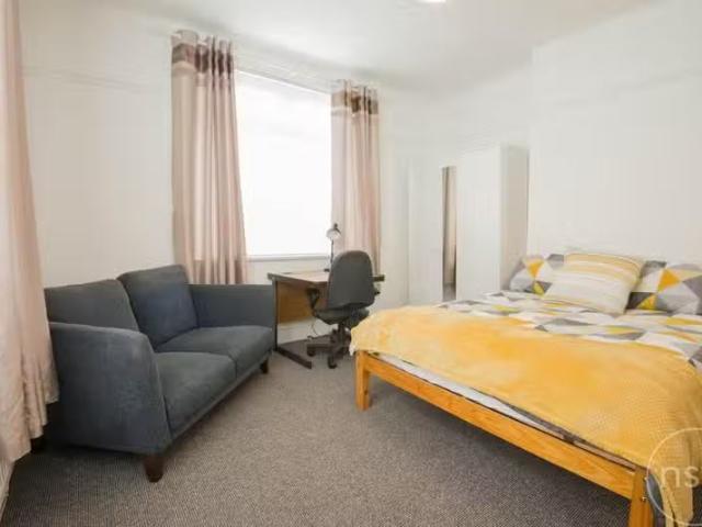 Unique 1 BA 4 bedroom end of terrace house for rent in Hardacr.