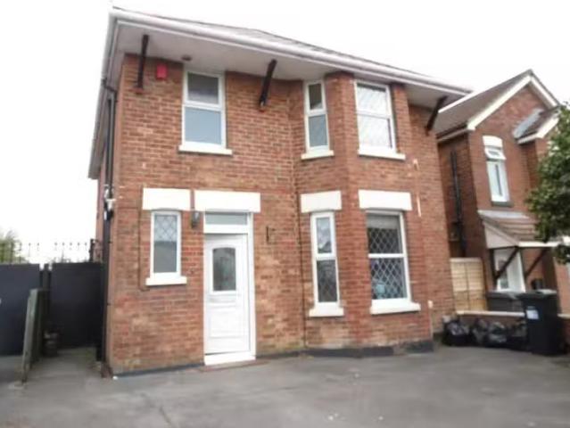 Cheap 1 BA 4 bedroom house for rent in 4 bedroom Detached Hous.