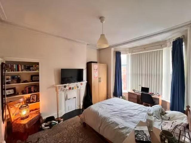 Cheap 1 BA 4 bedroom house for rent in Beverley Road, Liverpoo.
