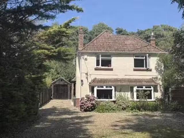 Deal! 1 BA 4 bedroom house for rent in Glenmoor Road, BH22