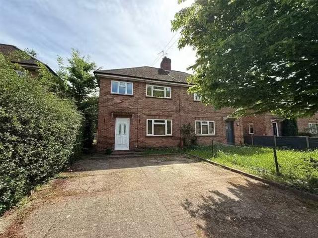 Deal! 1 BA 4 bedroom House to rent, Lynwood Avenue, Egham, TW2.