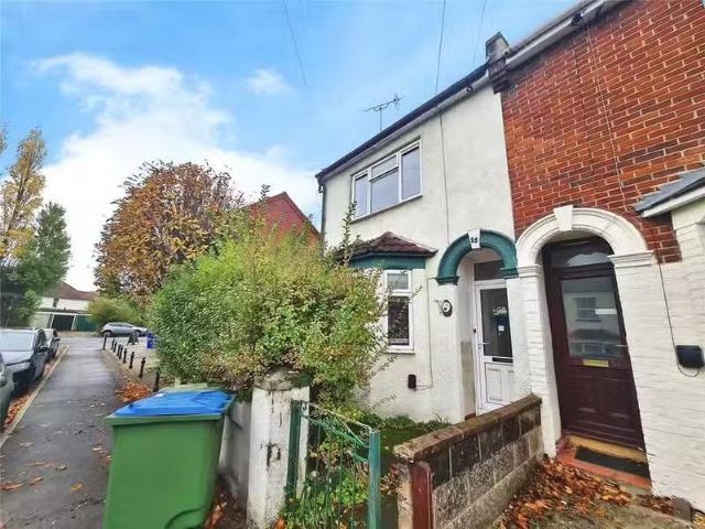 Cozy 1 BA 4 bedroom House to rent, Somerset Road, Southampton.
