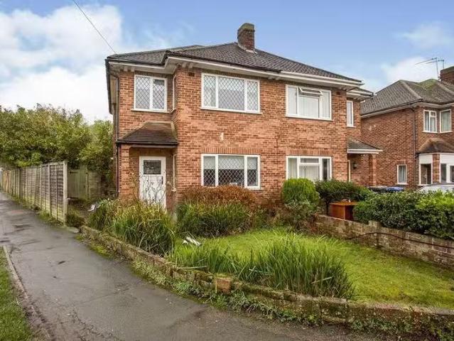 Unique 1 BA 4 bedroom Semi Detached House to rent, Lynwood Ave.
