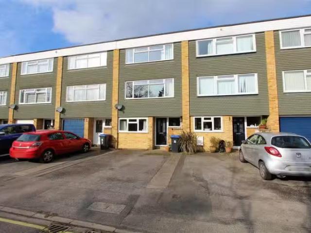 Deal! 1 BA 4 bedroom semi detached house for rent in Knowle Ga.