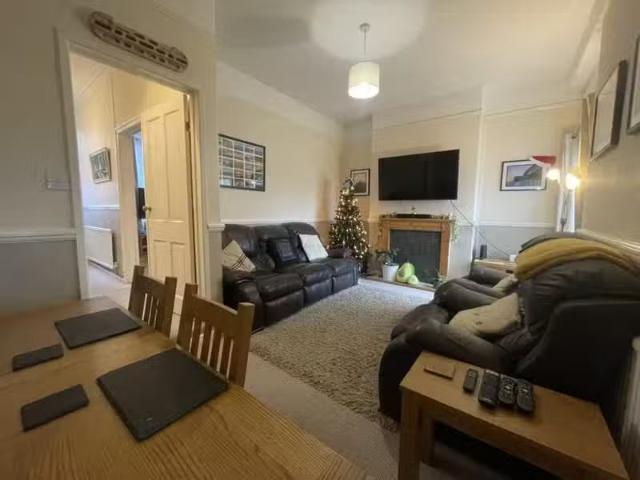 Rental! 1 BA 4 bedroom terraced house for rent in Clodien Aven.
