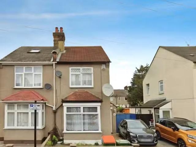 For Rent! 1 BA 4 bedroom terraced house for rent in Lloyds Vil.