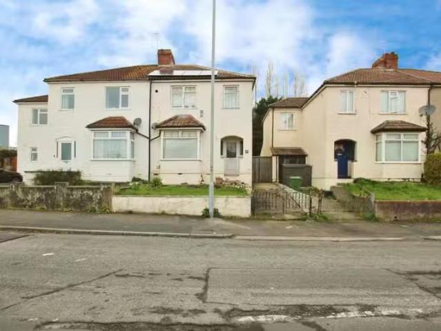 Nice 1 BA 4 bedroom terraced house for rent in Station Road.