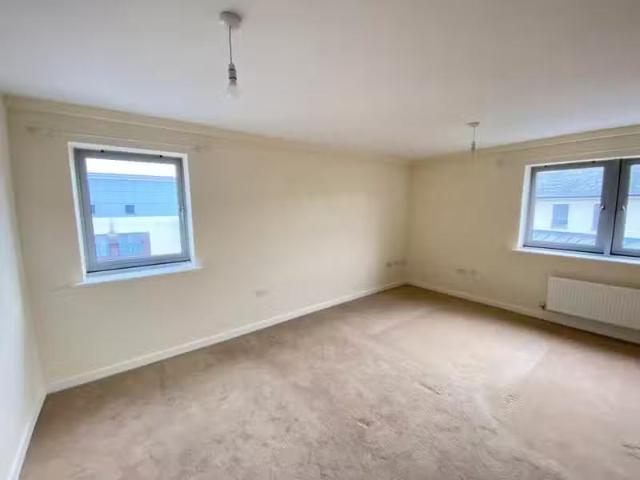 Cheap 1 BA 1 bedroom apartment for rent in Mizzen Court, Porti.
