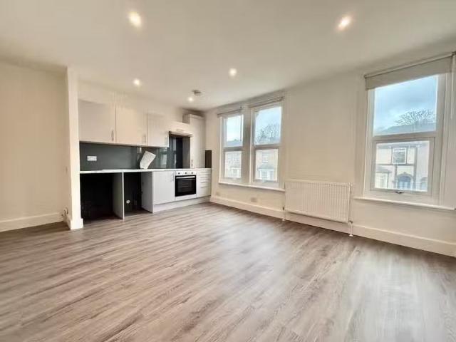 Deal! 1 BA 1 bedroom apartment for rent in Brighton Road, Sout.
