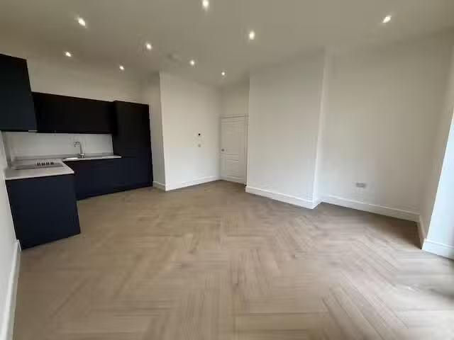 Cheap 1 BA 1 bedroom apartment for rent in High Street, Croydo.