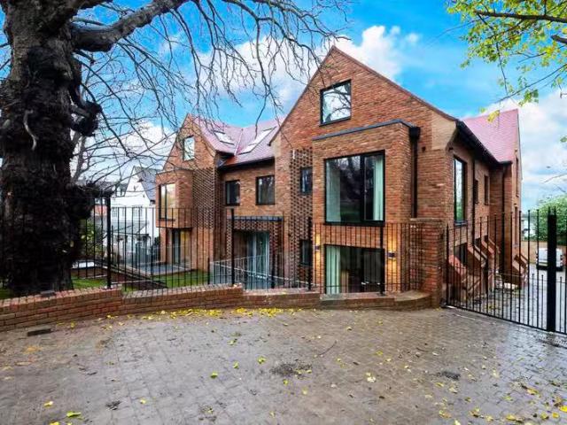 Charming 1 BA 1 bedroom apartment for rent in High Road, Lough.