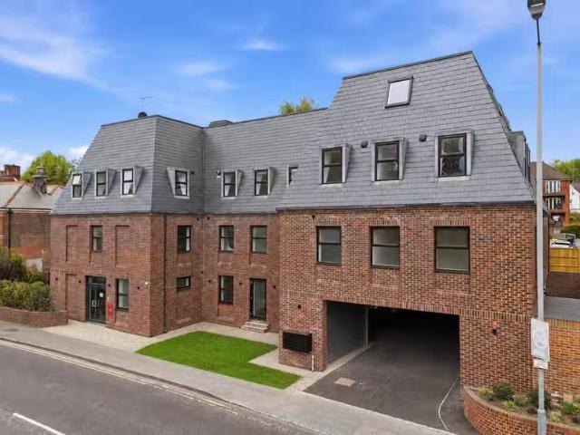 Nice 1 BA 1 bedroom apartment for rent in London Road, High Wy.