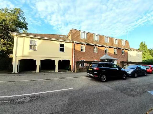 Just in! 1 BA 1 bedroom apartment for rent in York Mews, Alton.