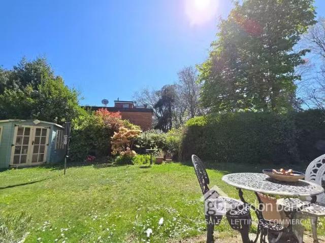 Rental! 1 BA 1 bedroom ground floor flat for rent in Denewood.