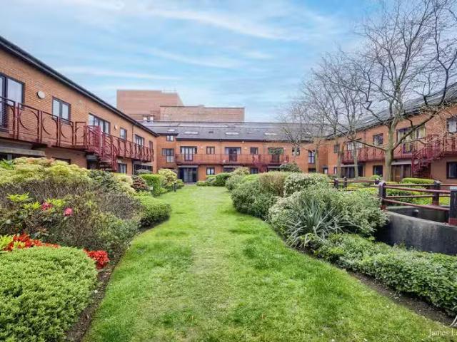Nice 1 BA 1 bedroom ground floor flat for rent in Kings Court.