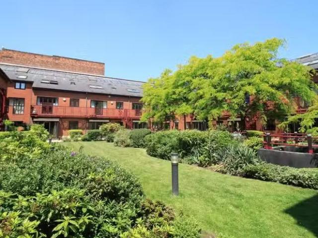 Deal! 1 BA 1 bedroom ground floor flat for rent in Kings Court.