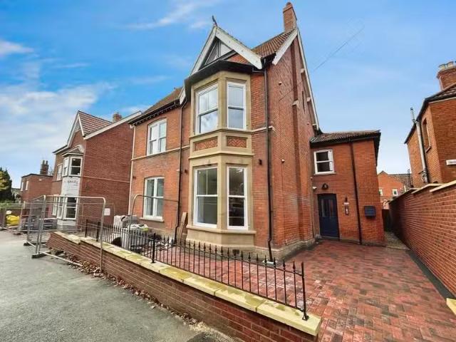 Cheap 1 BA 1 bedroom ground floor flat for rent in The Avenue.