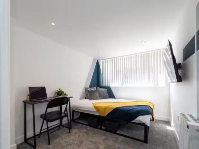For Rent! 1 BA 1 bedroom end of terrace house for rent in Oakd.