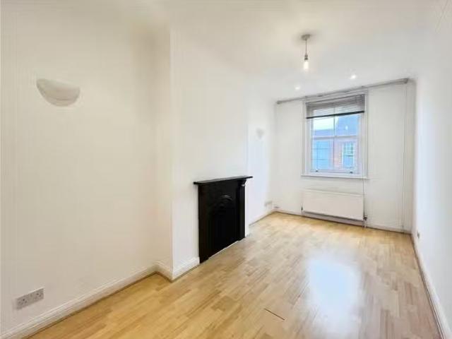 Nice 1 BA 1 bedroom Flat to rent, High Street, Chatham, ME4 £.