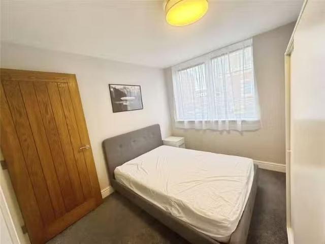 Rental! 1 BA 1 bedroom Flat to rent, Station Road, Egham, TW20.
