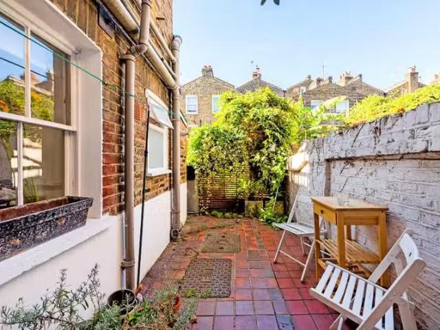 Unique 1 BA 1 bedroom flat for rent in 15a Poole Road, E9