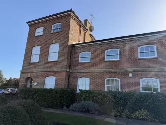 Nice 1 BA 1 bedroom flat for rent in 174 George Roche Road, Ca.