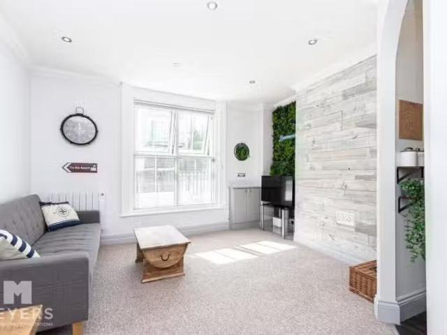 Charming 1 BA 1 bedroom flat for rent in Upper Terrace Road, B.