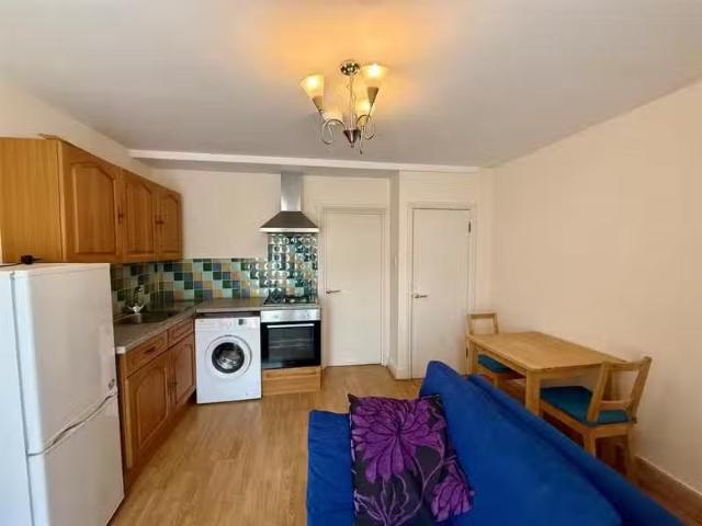 Cozy 1 BA 1 bedroom flat for rent in Allensbank Road, Heath, C.