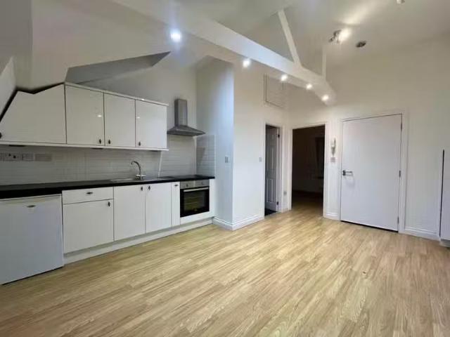 Rental! 1 BA 1 bedroom flat for rent in Bond Street Town Cent.