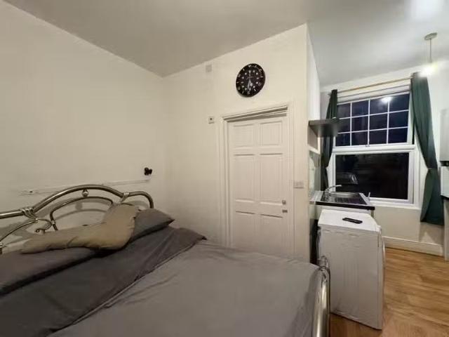 Cheap 1 BA 1 bedroom flat for rent in Boscombe Avenue, London.