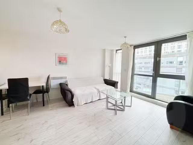Rental! 1 BA 1 bedroom flat for rent in Centenary Plaza, Holli.