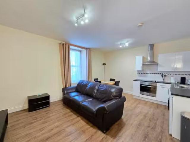 For Rent! 1 BA 1 bedroom flat for rent in Constitution Street.