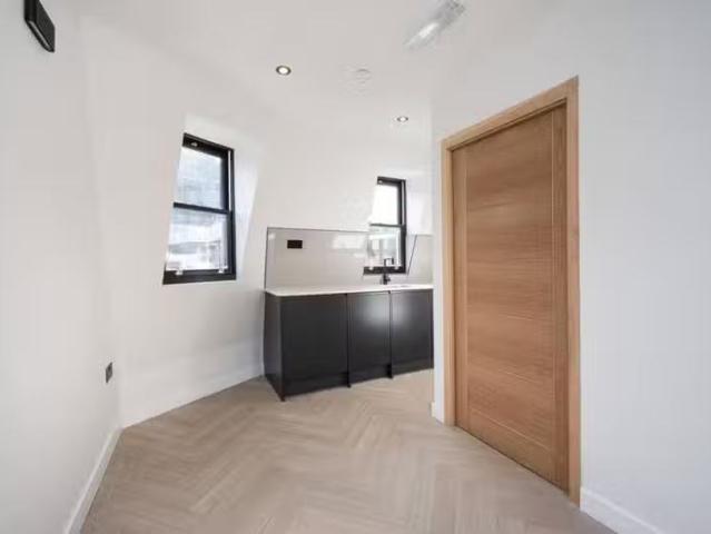 New 1 BA 1 bedroom flat for rent in East Passage, Farringdon.