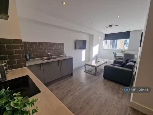 Deal! 1 BA 1 bedroom flat for rent in Empire House, Bradford.