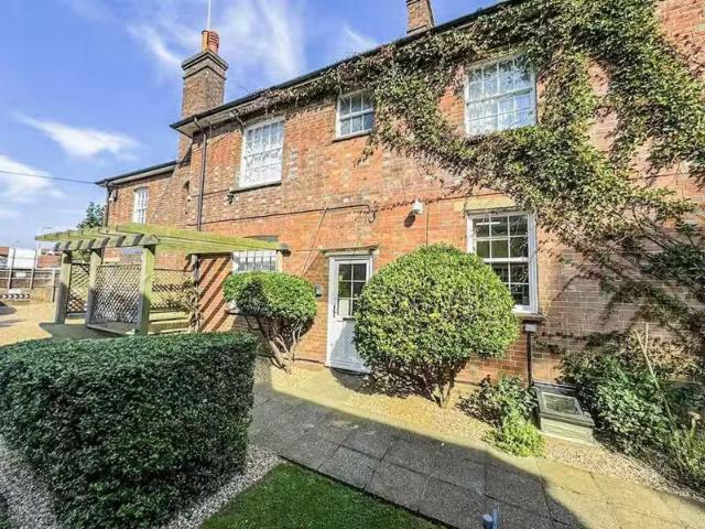 Unique 1 BA 1 bedroom flat for rent in George Street, Hailsham.