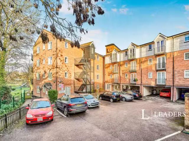 Cheap 1 BA 1 bedroom flat for rent in Hockerill Street, Bishop.