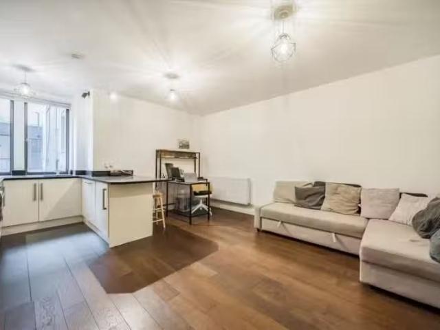 Just in! 1 BA 1 bedroom flat for rent in Little Somerset Stree.